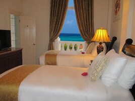 Topaz (Ocean & Pool View, Balcony) | Roupas de cama premium, cofres nos quartos, escrivaninha