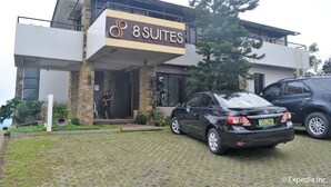 Um edifício moderno com uma placa que diz '8 SUÍTES'.