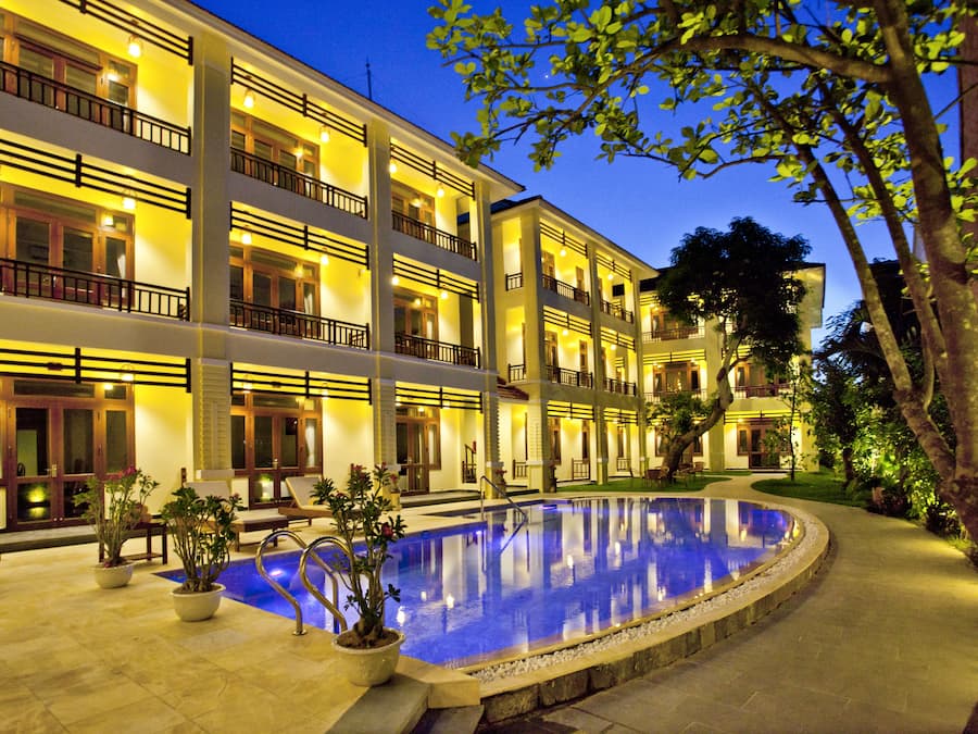 Piscina externa, guarda-sóis, espreguiçadeiras