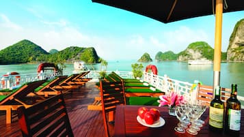 Terraço com espreguiçadeiras