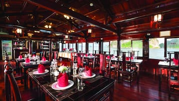 Pequenos-almoços, almoços, jantares servidos, cozinha vietnamita