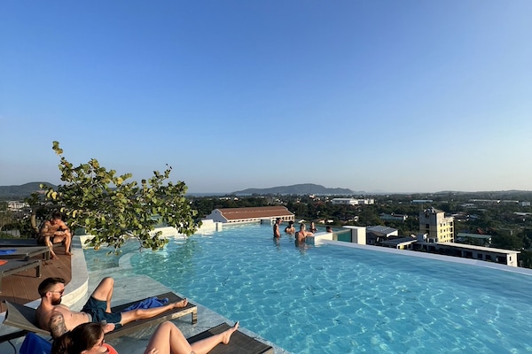 Piscina exterior, da(s) 8:00 à(s) 20:00, espreguiçadeiras