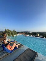 Piscina externa, funciona das 8h às 20h, espreguiçadeiras