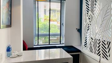 Suite-Estúdio Panorâmica, cozinha | Refeições no quarto