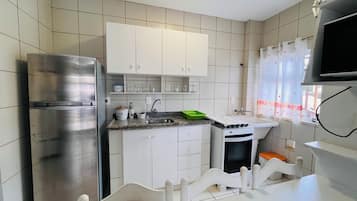 Apartamento, 2 quartos | Cozinha privada | Geladeira, micro-ondas, cooktop, talheres/pratos/utensílios de cozinha