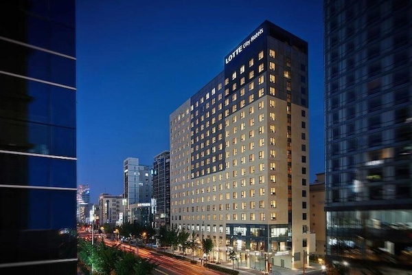 Fachada da propriedade à noite