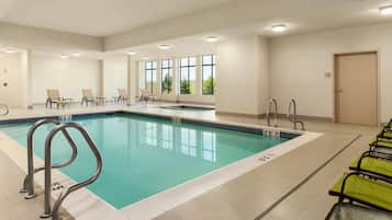 Piscina interior, espreguiçadeiras