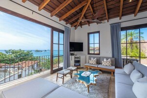 Vila luxo, várias camas, piscina particular, vista para o oceano (16 Calle Virginia | 4 BR | 4.5 BA) | Sala de estar