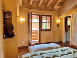 Apartamento, 3 quartos, sacada | 1 quarto, edredons de pluma, cofres nos quartos, berços (sobretaxa)