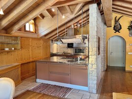 Apartamento, 3 quartos, sacada | Cozinha privada | Cafeteira/chaleira, geladeira grande, micro-ondas, cooktop