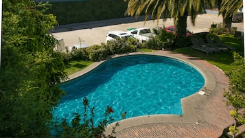 Piscina exterior, espreguiçadeiras