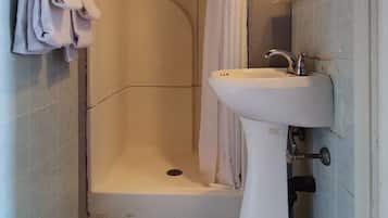 Quarto Signature, 1 cama king-size, não fumadores | Casa de banho | Artigos de higiene pessoal grátis, um secador de cabelo