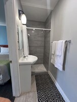 Quarto Premier, 2 camas queen-size, não fumadores | Casa de banho | Artigos de higiene pessoal grátis, um secador de cabelo 