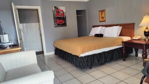 Quarto Signature, 1 cama king-size, não fumadores | Casa de banho | Artigos de higiene pessoal grátis, um secador de cabelo 