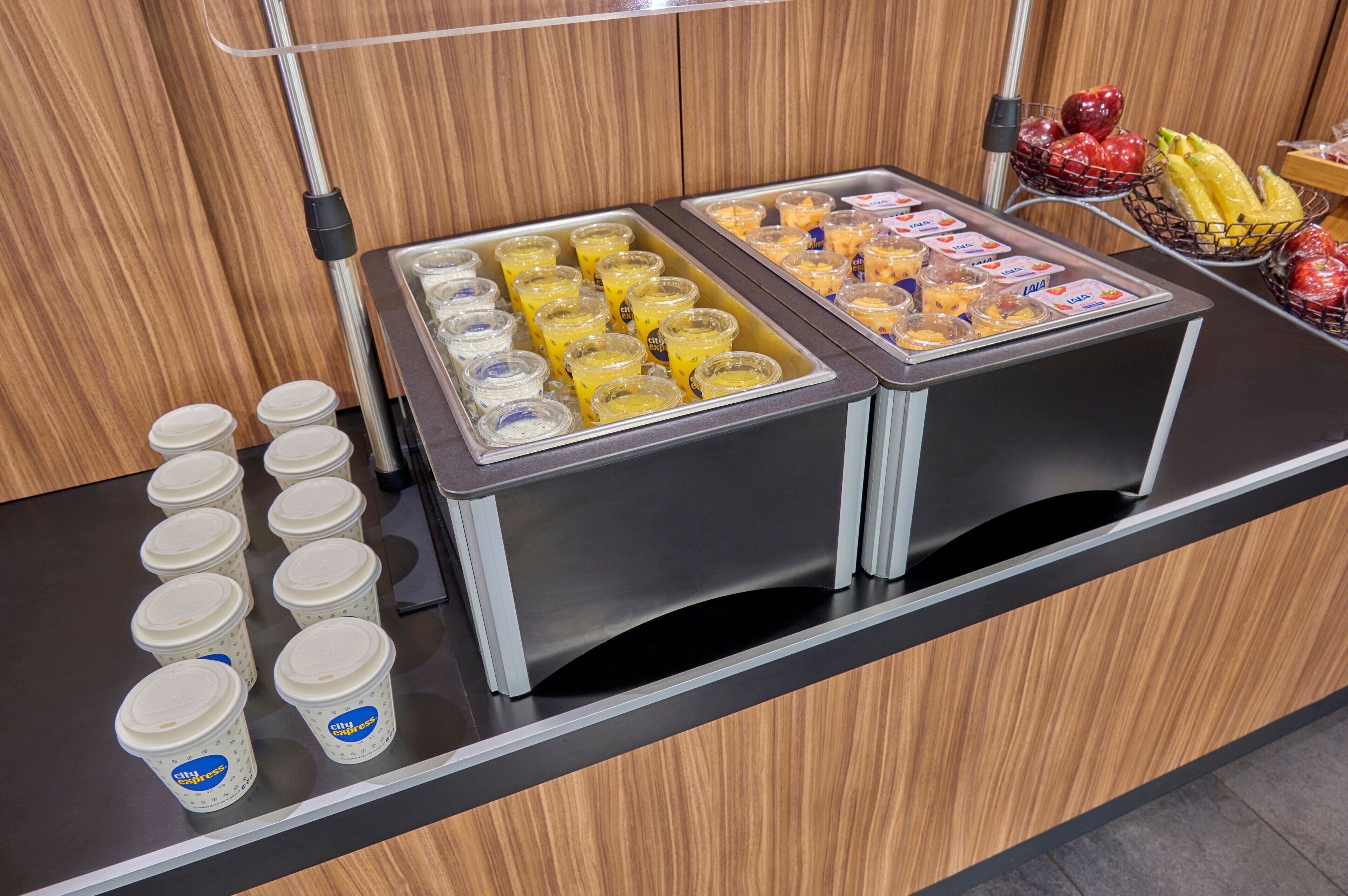 Um buffet com diversos alimentos e bebidas.