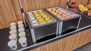 Um buffet com diversos alimentos e bebidas.
