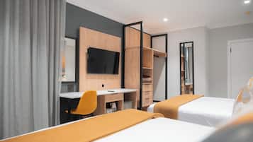 Quarto Familiar | Cofre com capacidade para portátil, secretária, ferro/tábua de engomar