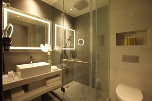 Quarto Lua de Mel, 1 cama king-size | Casa de banho | Um polibã, um chuveiro fixo, um secador de cabelo, chinelos 