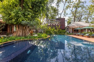 Piscina exterior, espreguiçadeiras 