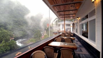 Café da manhã feito na hora grátis todos os dias