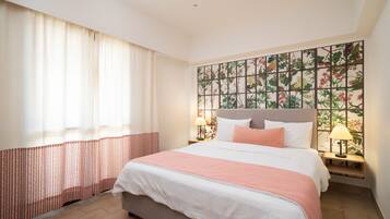 Quarto de hotel com uma cama grande, duas luminárias de cabeceira, uma janela com cortinas leves e um painel decorativo na parede.