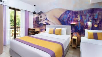 Quarto de hotel moderno com uma cama grande, um mural na parede e vista para o exterior.