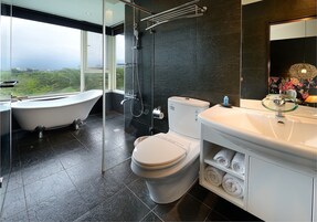Quarto casal premium | Banheiro | Chuveiro com efeito de chuva, produtos de toalete grátis
