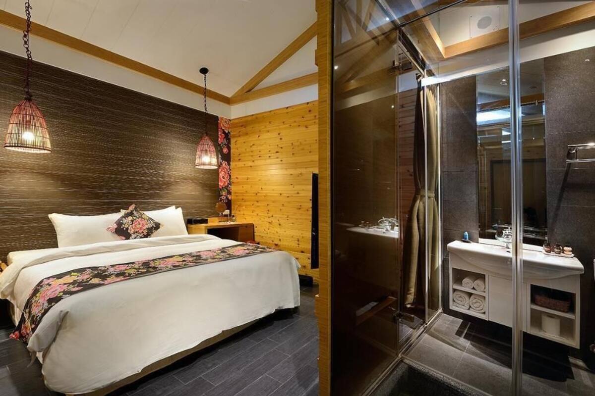 1 quarto, roupa de alta qualidade, secretária