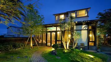 Fachada do alojamento (tarde/noite)