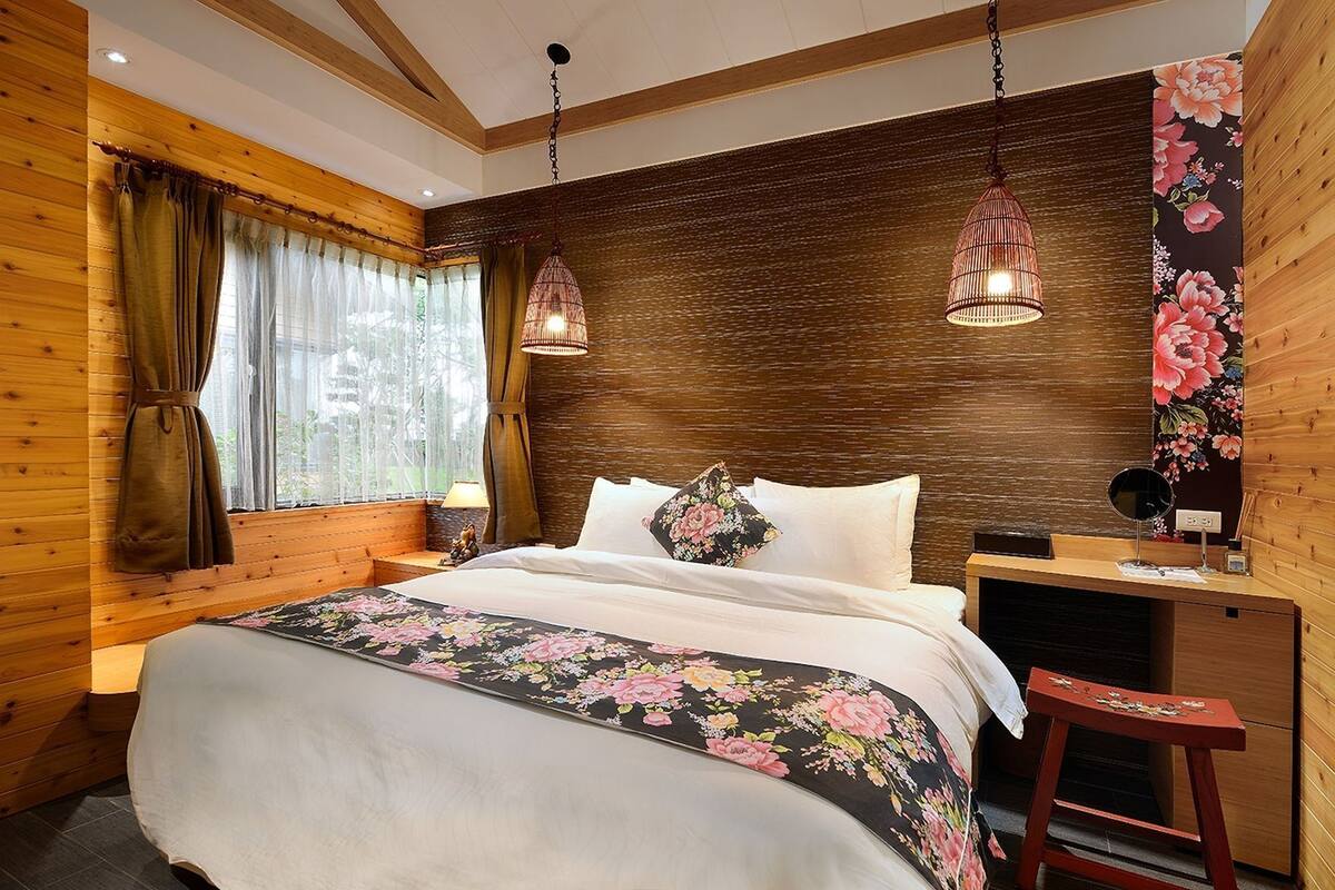 1 quarto, roupa de alta qualidade, secretária