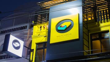 Fachada da propriedade à noite