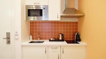 Um frigorífico, um micro-ondas, uma placa de cozinha