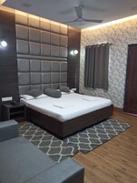 Quarto casal premium, 1 cama King, geladeira | Roupas de cama premium, cofres nos quartos, escrivaninha