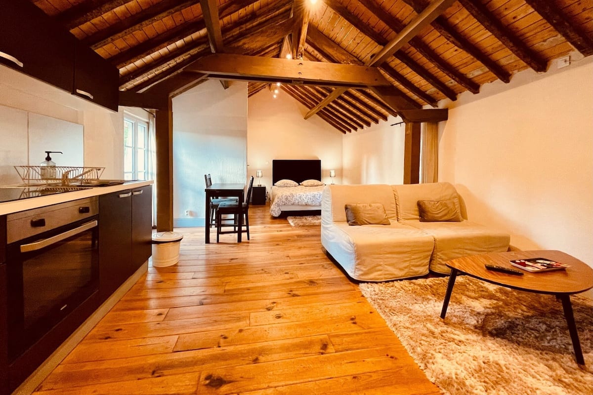 Apartamento, banheira (ORCHIDEE) | 1 quarto, roupas de cama premium, escrivaninha