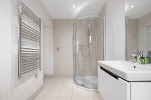 Apartamento | Casa de banho | Uma combinação polibã/banheira, artigos de higiene pessoal grátis
