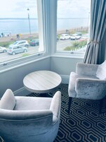 Quarto casal ou duplo luxo, 1 cama King, vista para o mar, de frente para o mar | Área de estar | Smart TV 32 polegadas com canais digitais, Netflix