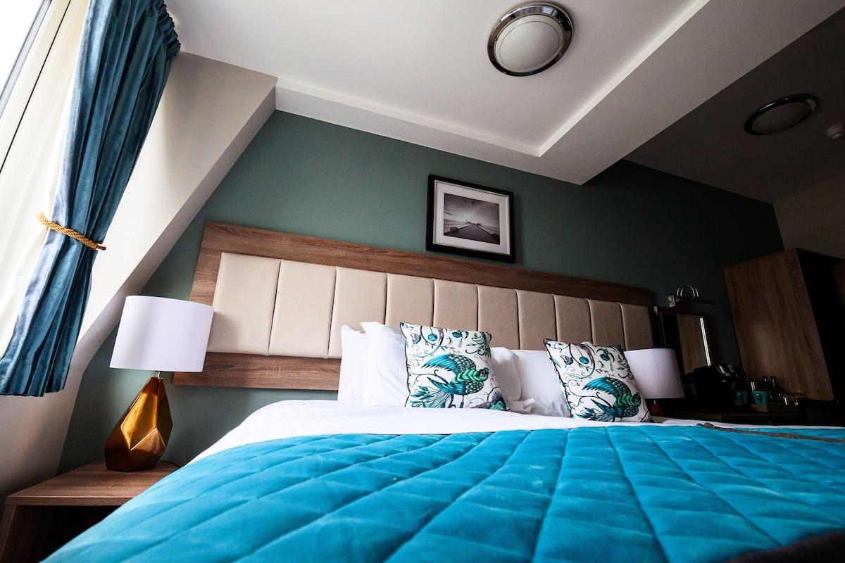 Quarto Duplo ou Twin Club, 1 cama de casal, vista para o mar, em frente ao mar | 1 quarto, secretária, ferro/tábua de engomar, Wi-fi grátis