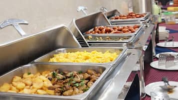 Pequeno-almoço continental diário (5 USD por pessoa)