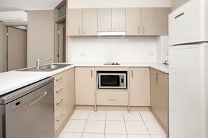 2 Bedroom 1 Queen & 1 Double Deluxe | Cozinha privada | Um frigorífico/congelador grande, um micro-ondas, um forno 