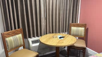 Quarto standard, 2 camas Queen | Escrivaninha, cortinas blackout, Wi-Fi de cortesia, roupa de cama