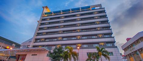 Fachada da propriedade à noite