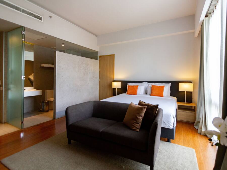 Quarto Deluxe, 1 cama king-size | Roupa de alta qualidade, minibar, cofre no quarto, secretária