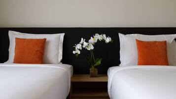 Quarto Twin Executivo | Roupa de alta qualidade, minibar, cofre no quarto, secretária