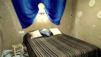 1 quarto, com decoração personalizada, com mobília individualizada