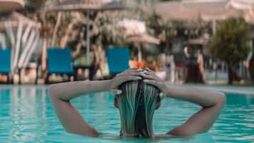 Piscina externa, funciona das 9h às 19h, guarda-sóis, espreguiçadeiras