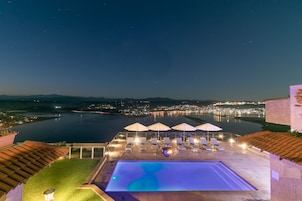 Piscina exterior, guarda-sóis, espreguiçadeiras