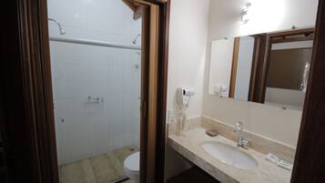 Chalé Conjugado | Casa de banho | Um polibã, artigos de higiene pessoal grátis, um secador de cabelo