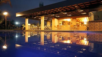 2 piscinas exteriores