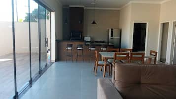 Casa na Cidade a 5km do Hotel - P/12 pessoas | 1 quarto, minibar, quartos insonorizados, ferro/tábua de engomar