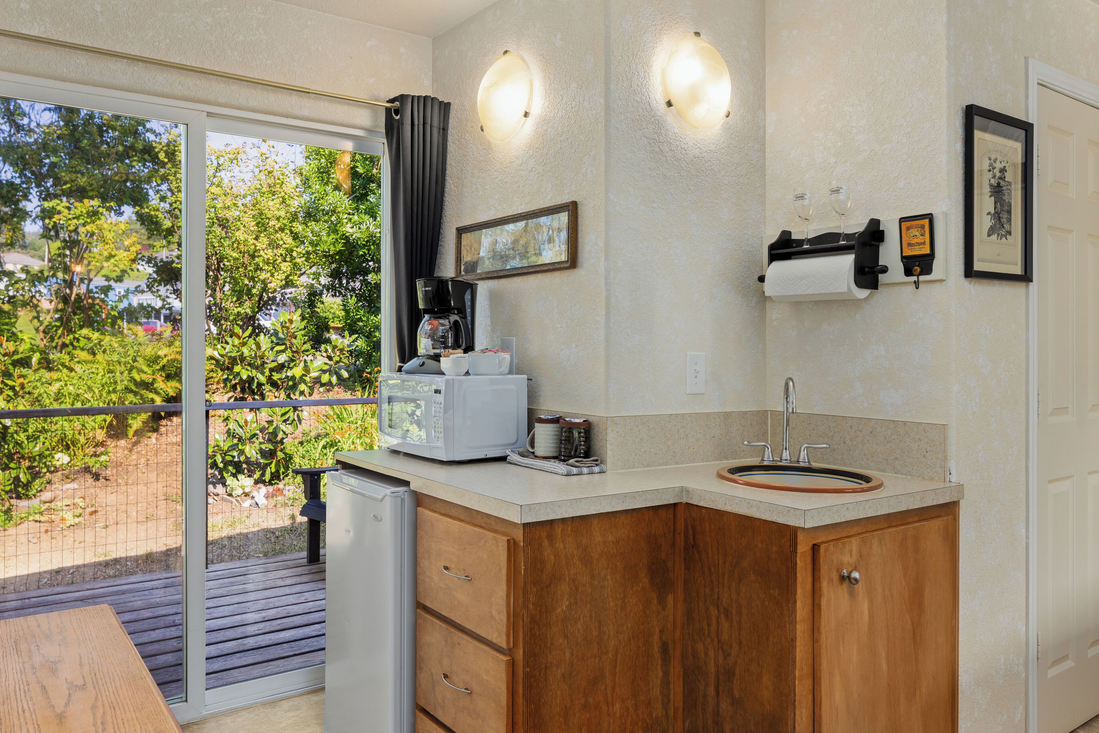 2. Garden Room (No Pets) | Kitchenette privada | Um frigorífico, um micro-ondas, uma cafeteira/bule, Rolo de cozinha 